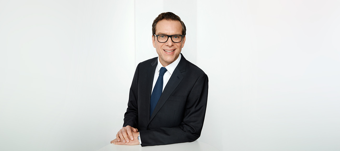 “我们的国际大品牌比以往任何时刻都更令消费者向往且当仁不让，稳稳支撑欧莱雅大众化妆品部的增长” - 欧莱雅财务: 年年报